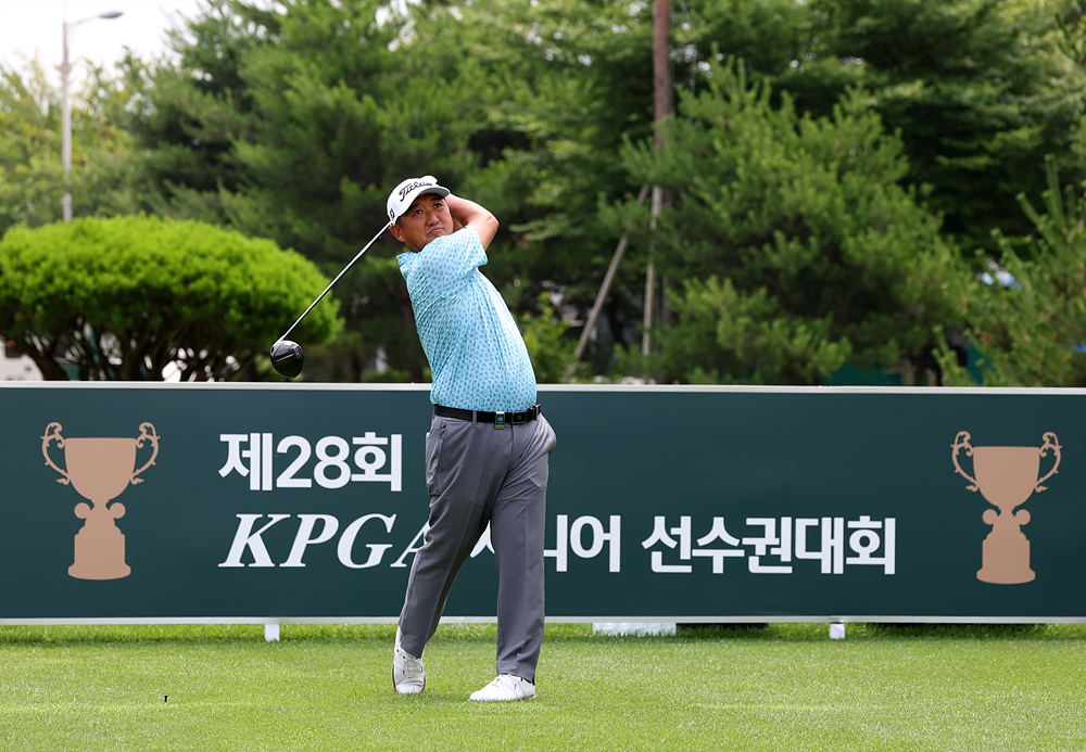 제28회 KPGA 시니어 선수권대회] 1R, 모중경, 8언더파로 단독 선두
