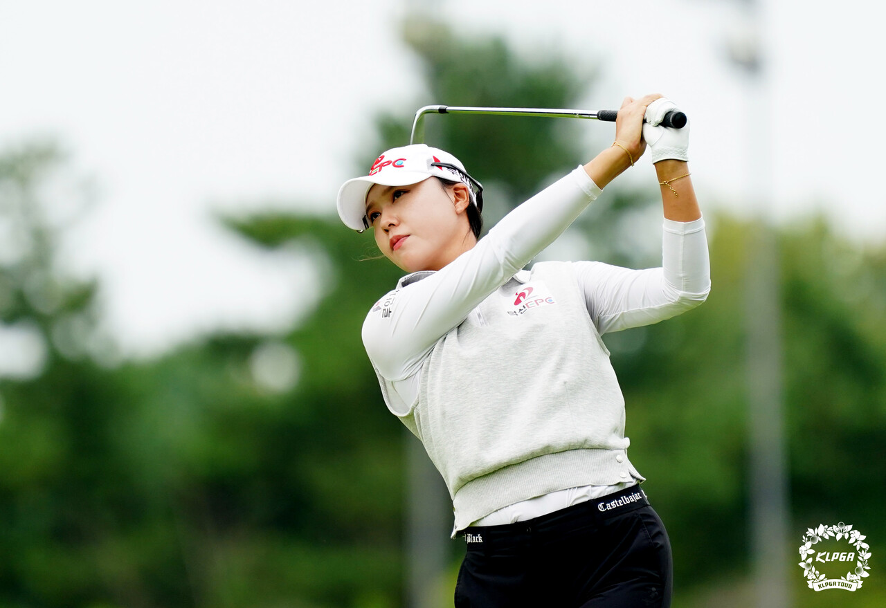 "버디 10개" 문정민, KLPGA 동부건설·한국토지신탁 챔피언십 2R 단독 선두로 도약